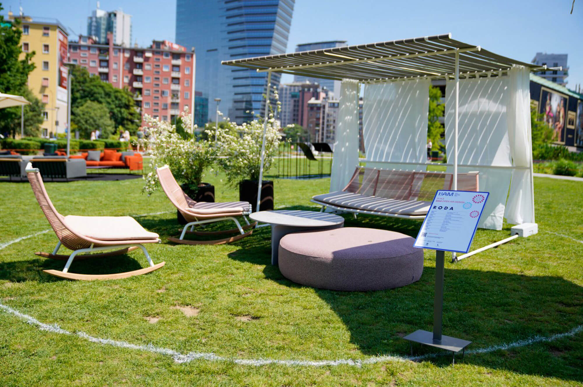 BAM Open Air Design: Outdoor Design among blooming meadows - Roda