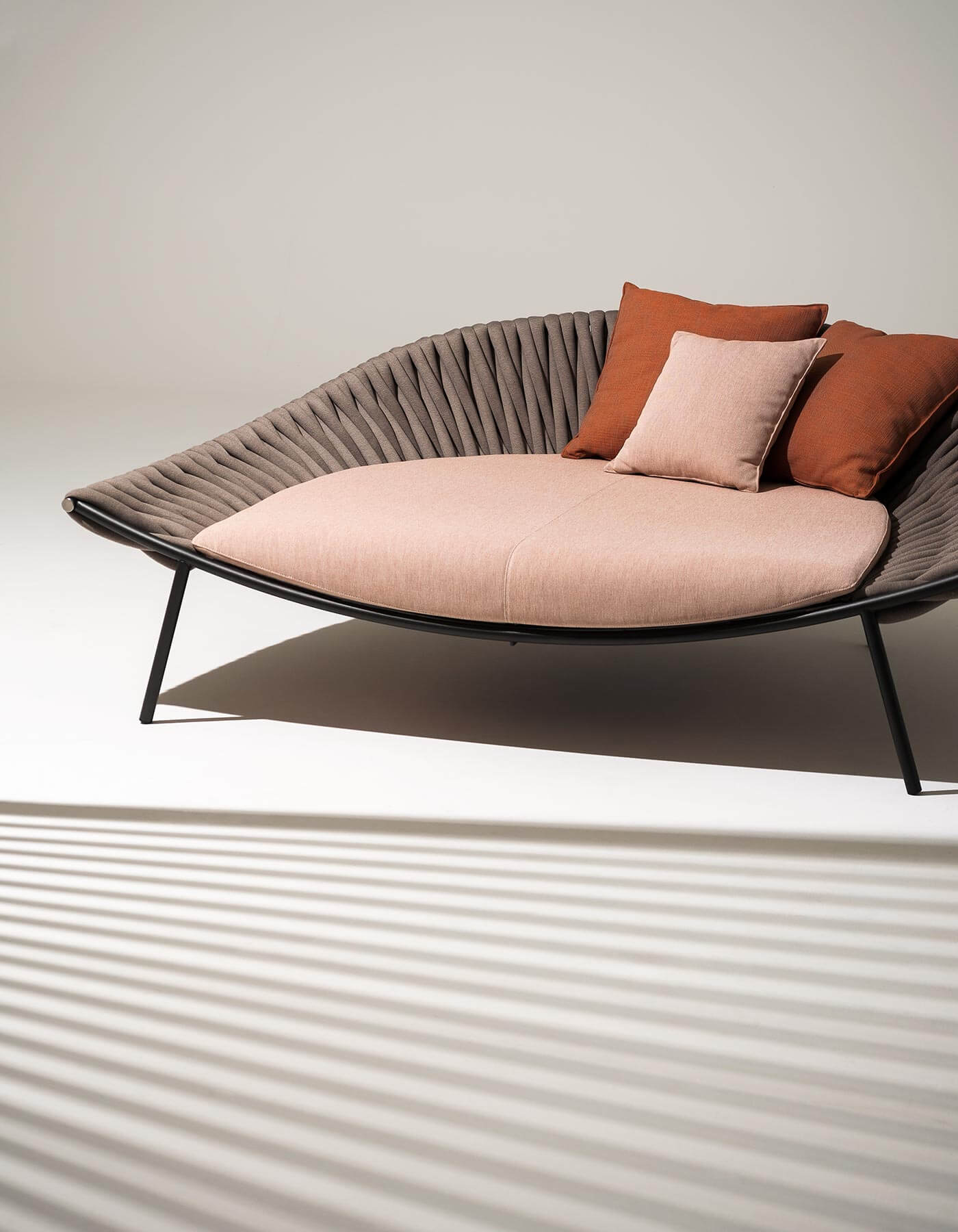 ARENA | Modern Outdoor Daybed with Elliptical Shape | RODA