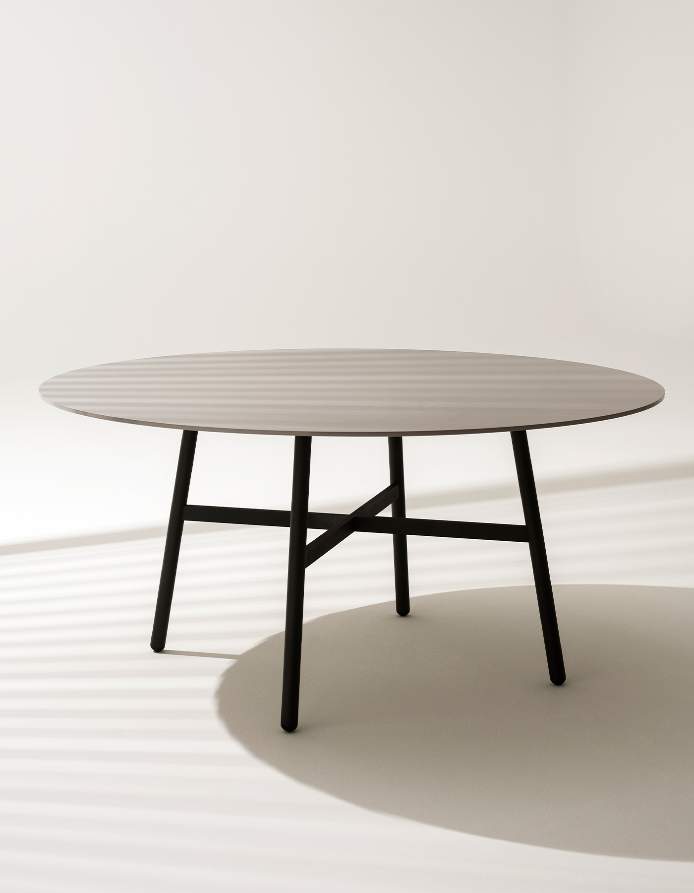 GAMMA | Outdoor Round Table with Metal Legs | RODA