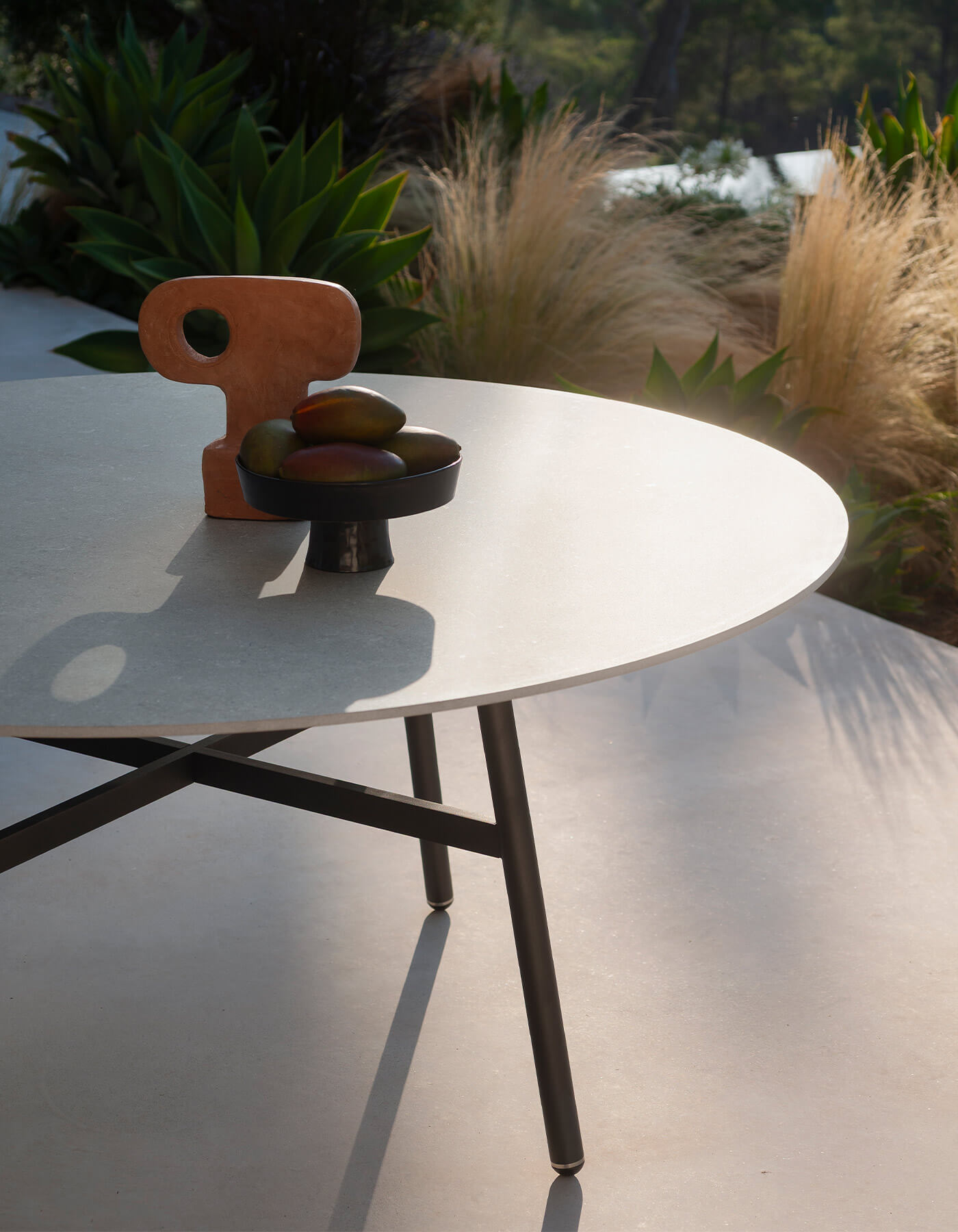 GAMMA | Outdoor Round Table with Metal Legs | RODA