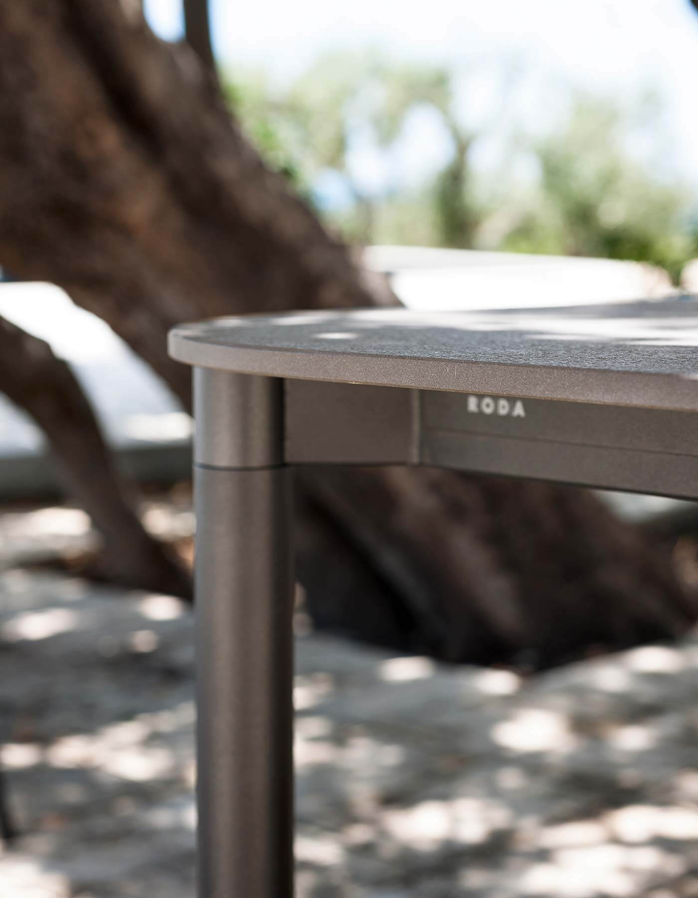 PIPER Extendable Table in Steel and Lapitec | RODA